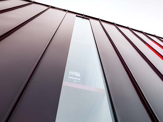Winkelstehfalz an der Fassade | PREFA